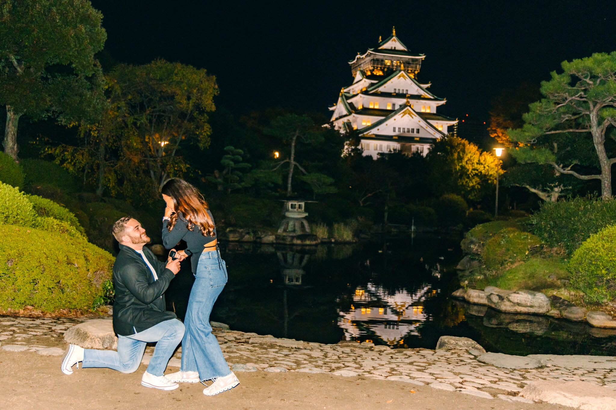 A night surprise proposal photoshooting in Osaka Castle Park ...