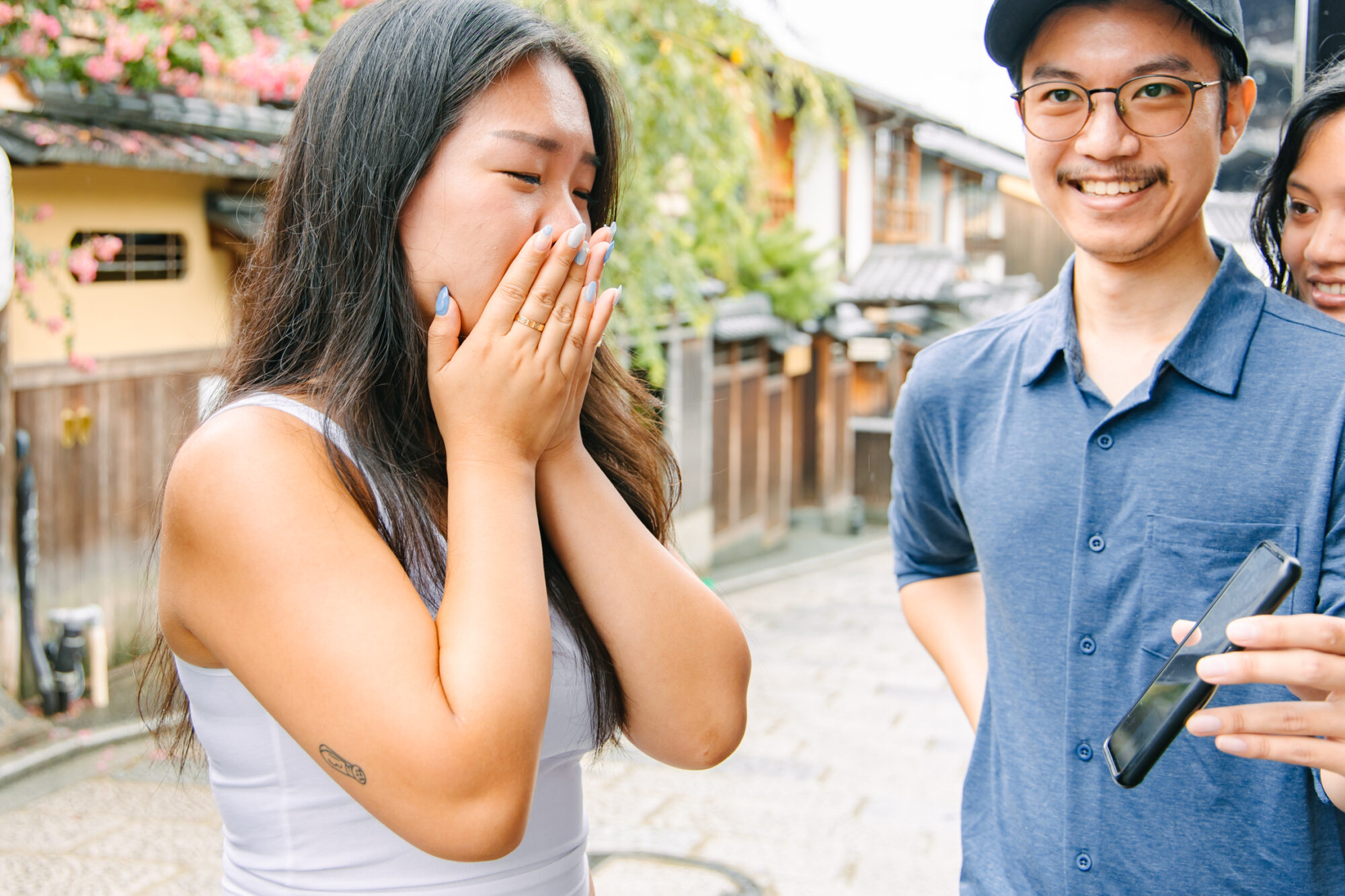 Surprised proposal photoshooting with the Yasaka pagoda in Gion Kyoto ...