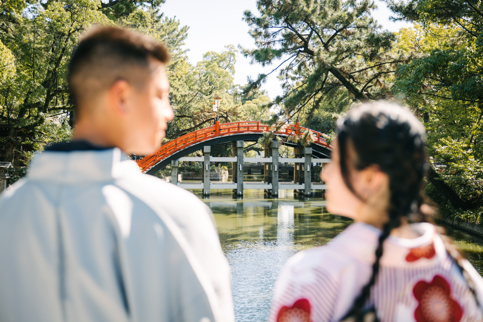 Couple photoshoot at Sumiyoshitaisha shrine in Osaka!! | Photoguider-Japan